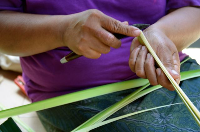 A Lesson in Making Balinese Canang Sari – Travels with Tricia