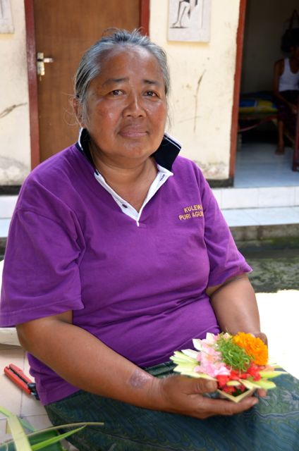 A Lesson in Making Balinese Canang Sari – Travels with Tricia