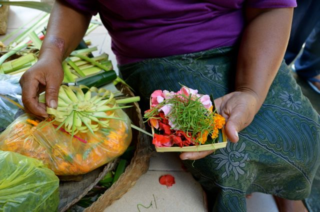 A Lesson in Making Balinese Canang Sari – Travels with Tricia