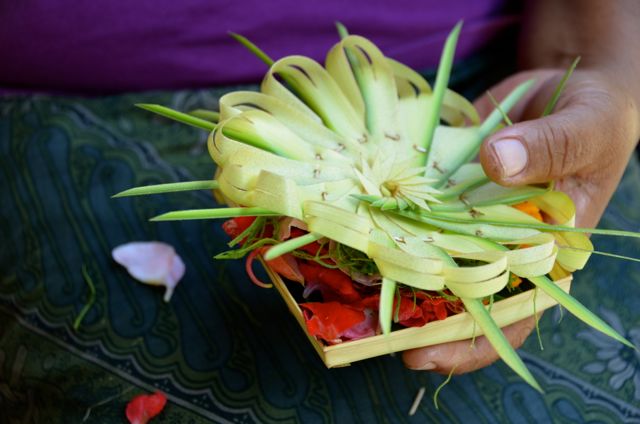 A Lesson in Making Balinese Canang Sari – Travels with Tricia