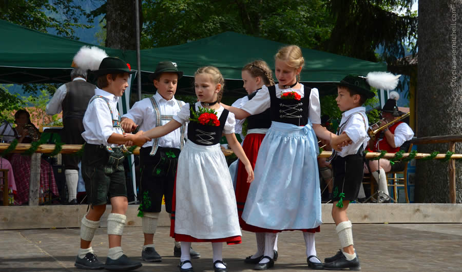 Slap Happy: Dancing the Schuhplattler in Bavaria – Travels with Tricia